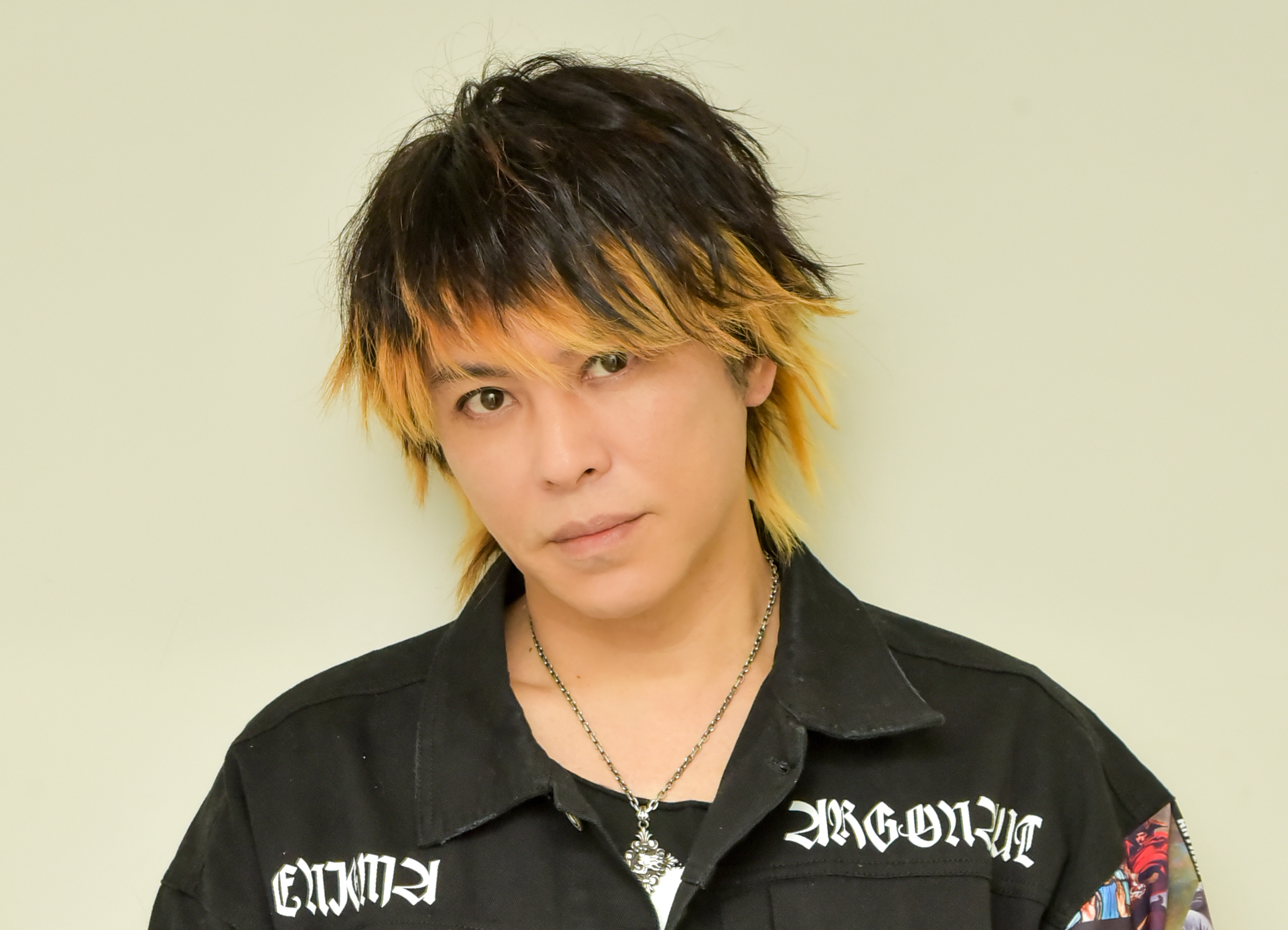 KING RYO ポジティブにリスナーの背中を押す、バンド界の遅咲きヒーロー | muevo voice